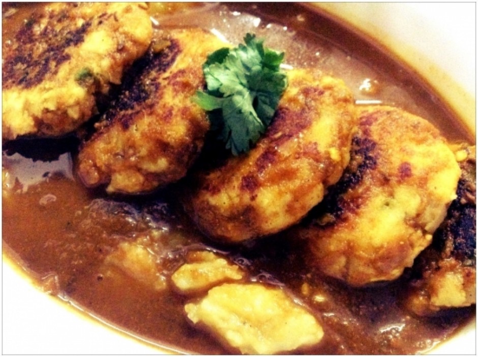 Shallow-fried cottage cheese dumplings curry.