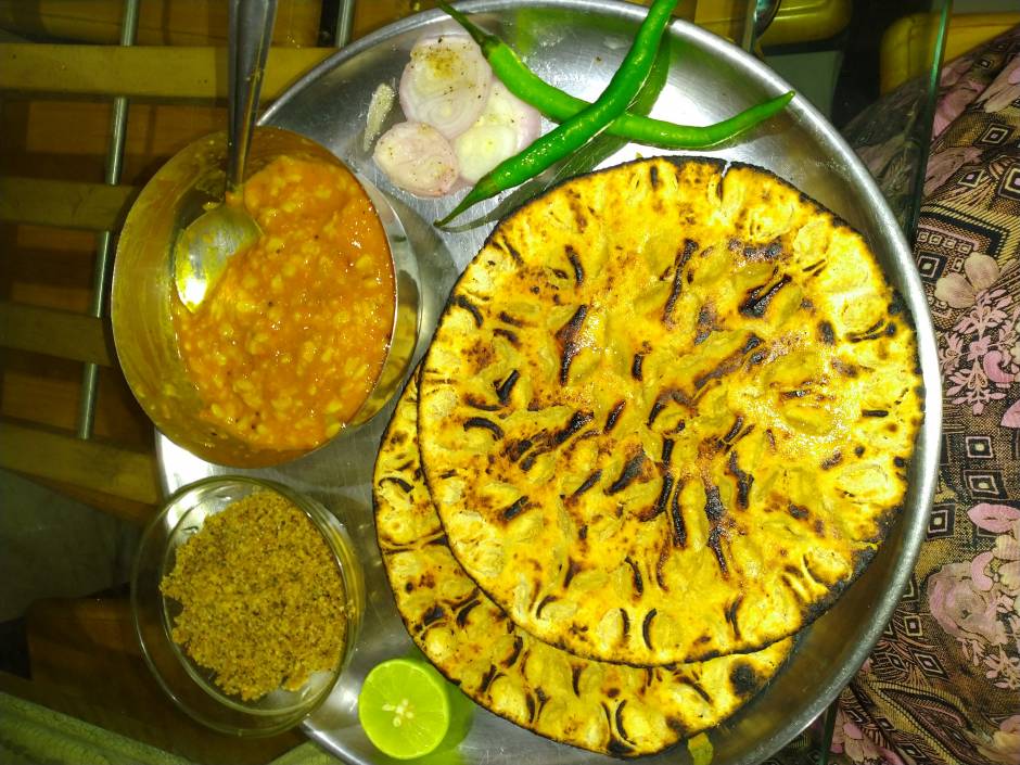 Udad ki daal gutheMa roti aur churma ladoo